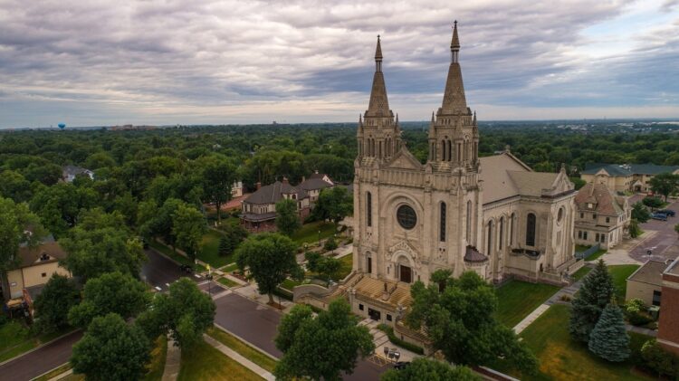 Robert L. Nielsen Visitor Center at… | Experience Sioux Falls